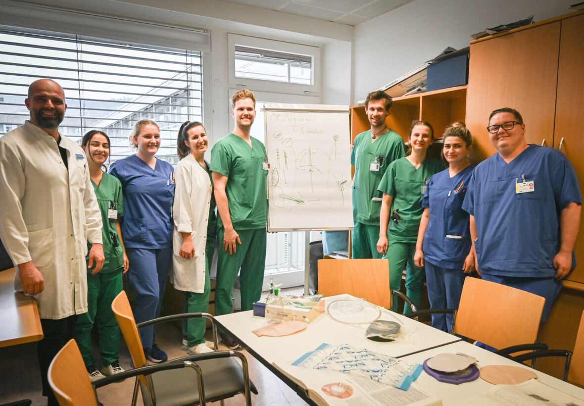 LKH Feldkirch: Interprofessioneller Austausch im Chirurgie-Team ...